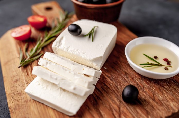 Feta sýr - Proč je oblíbený? + (nutriční hodnoty 2026) | Fitnesaci.cz